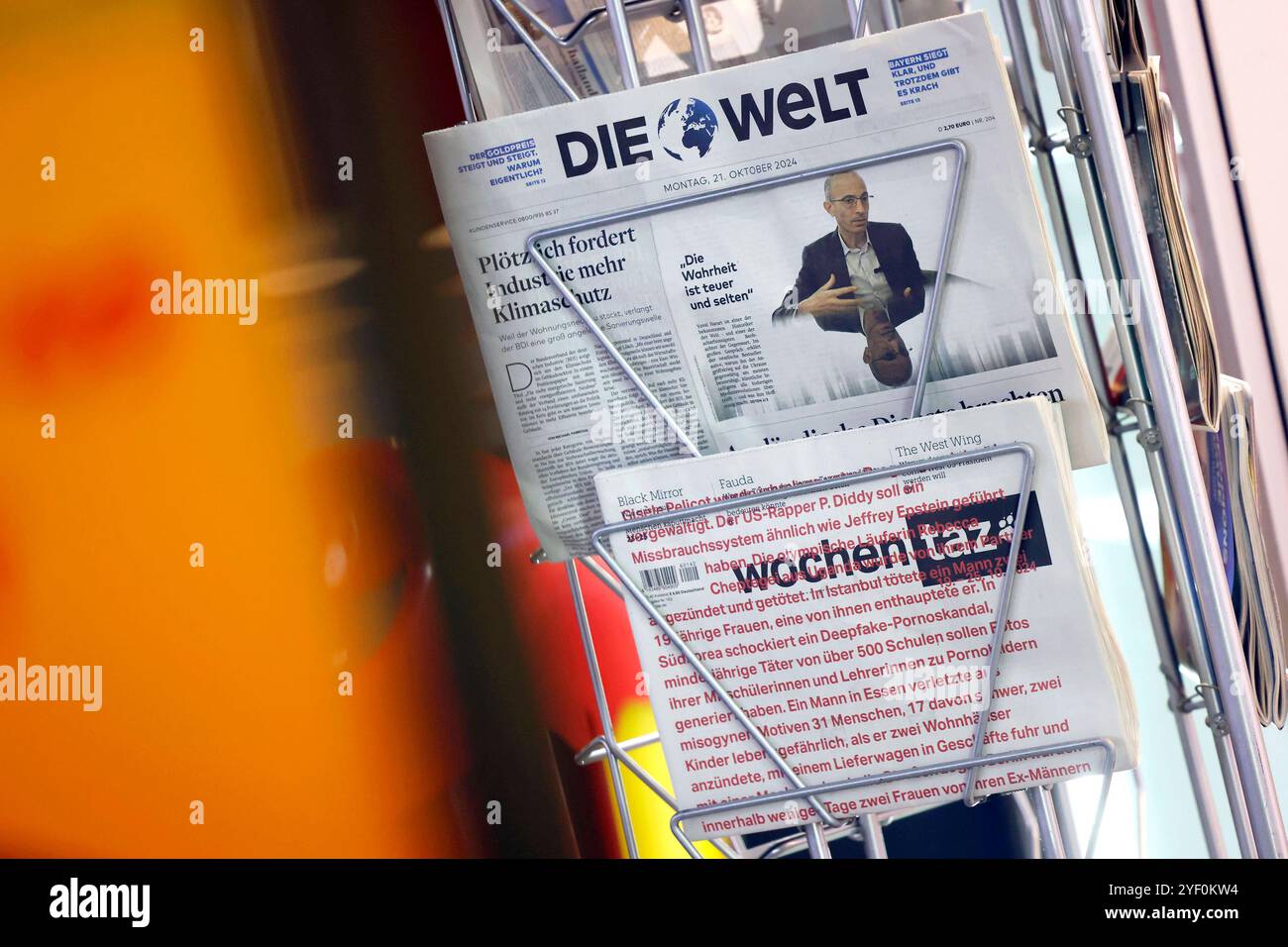 Ein Zeitungsständer an einem Kiosk zeigt die aktuelle Ausgabe der Welt ...