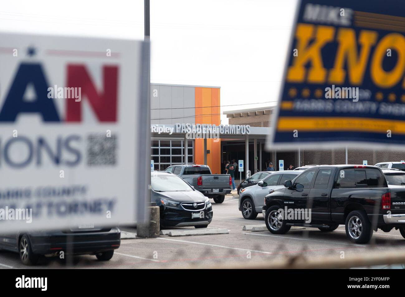 Packed parking lot hi-res stock photography and images - Alamy