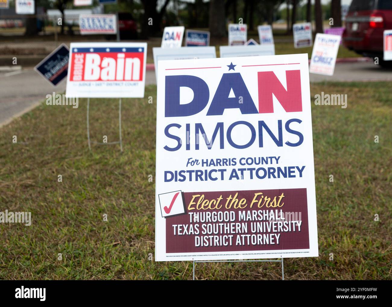 Pasadena, USA. 01st Nov, 2024. Campaign signs outside of the Baker ...
