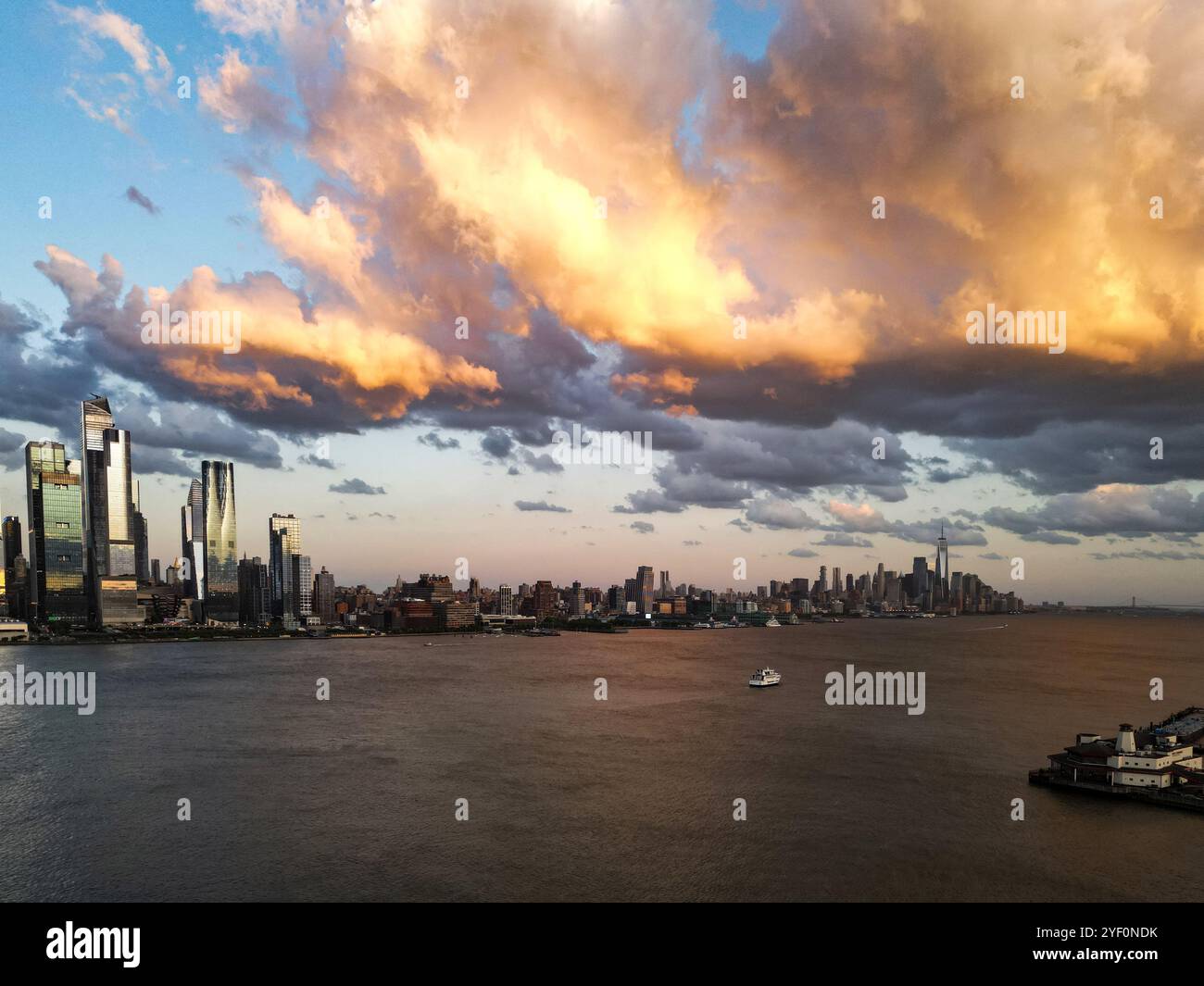 Cloud in NYC, New York City Skyline with dramatic sky. American ...