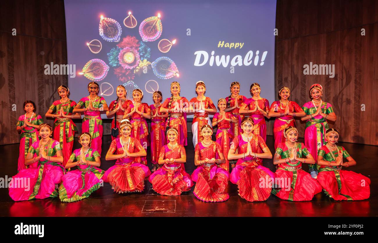 Indian danc ers hi-res stock photography and images - Alamy