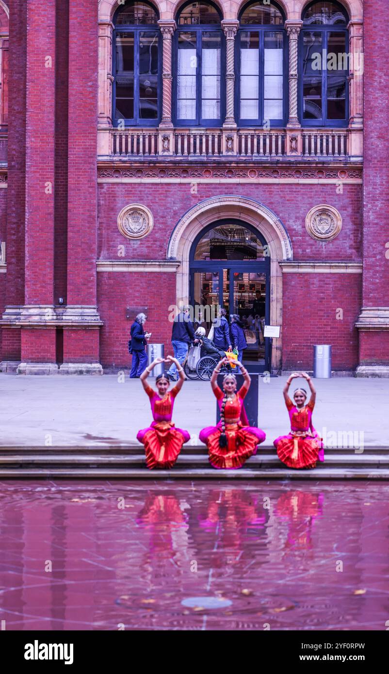 v & A Museum London, UK. 02nd Nov, 2024. Arunima Kumar Kuchipudi Dance ...