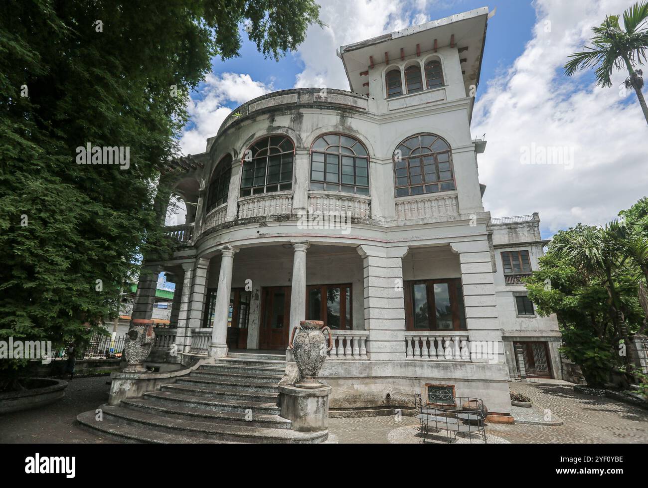 Haunted house houses hi-res stock photography and images - Alamy