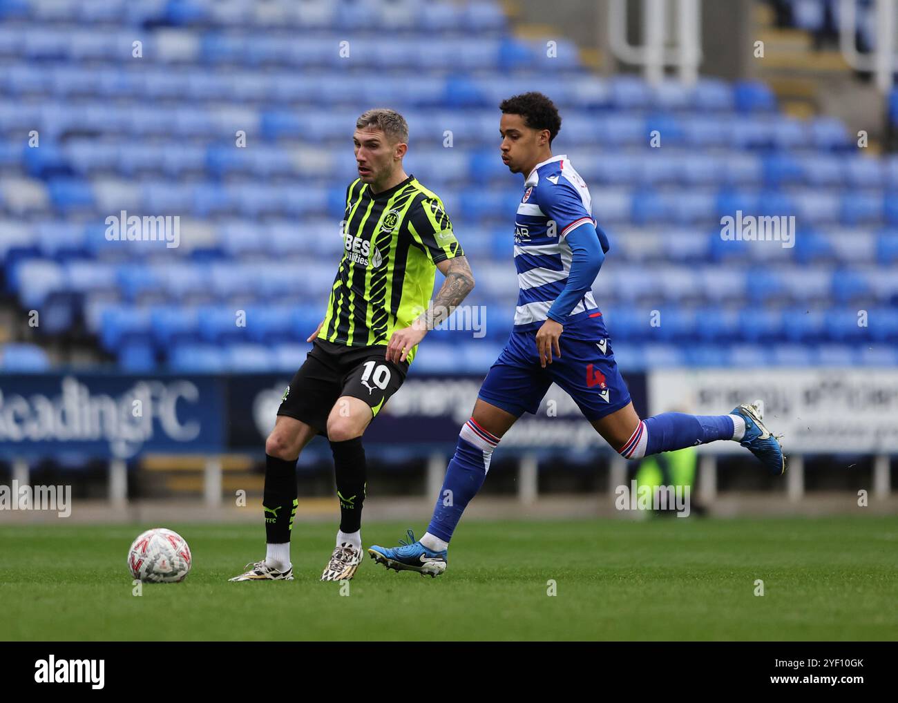 2nd November 2024; Select Car Leasing Stadium, Reading, Berkshire ...