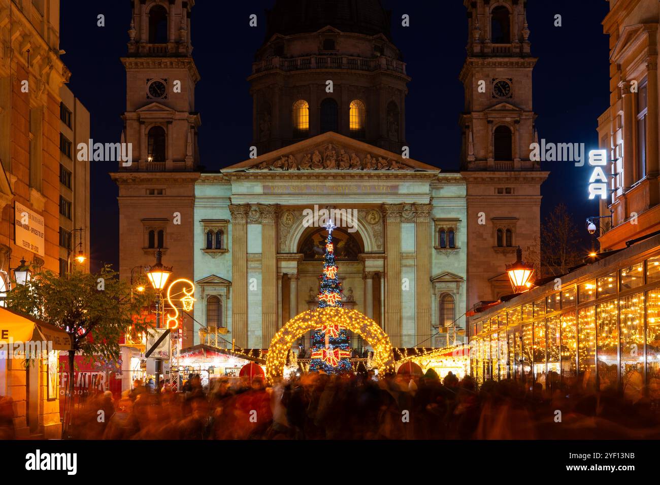 Crowd in front of basilica hi-res stock photography and images - Alamy