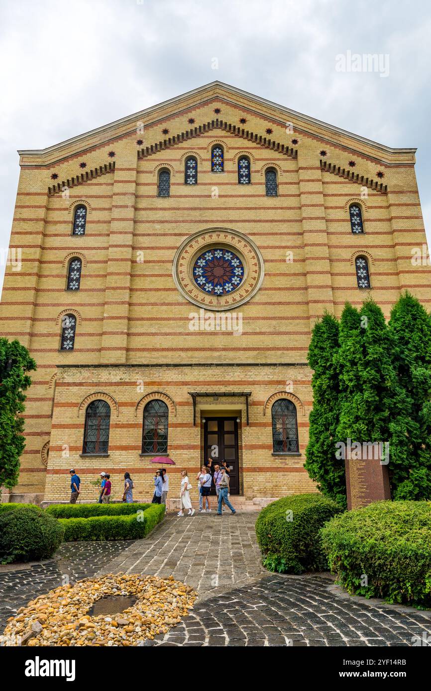 The Great Synagogue (Dohany Street Synagogue) - The Biggest Synagogue ...