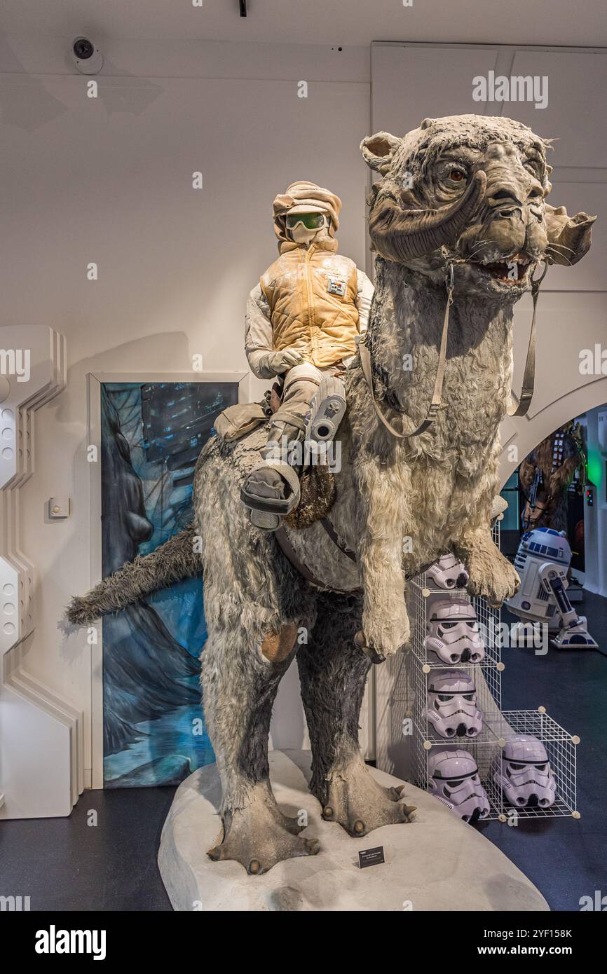 R2d2 and c3po empire strikes back hi-res stock photography and images ...