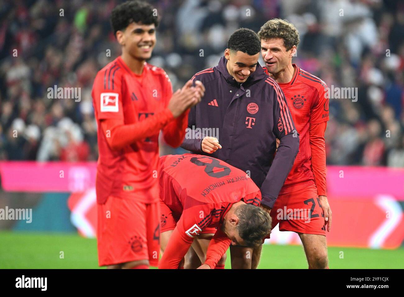 Munich, Deutschland. 02nd Nov, 2024. from left: Adam AZNOU (FC Bayern ...