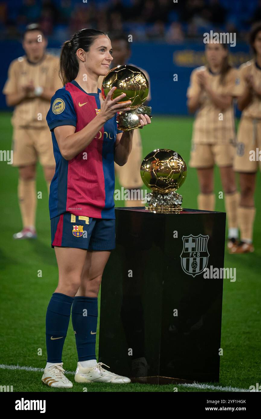Aitana Bonmati (FC Barcelona) shows her second Ballon d'Or to the fans ...
