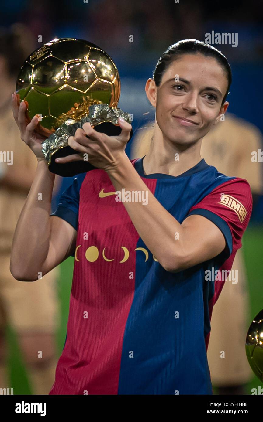 Aitana Bonmati (FC Barcelona) shows her second Ballon d'Or to the fans ...
