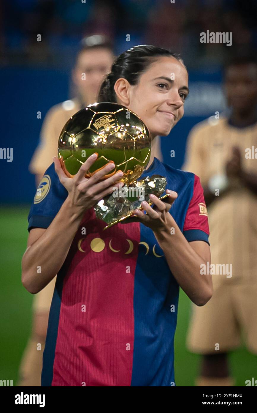 Aitana Bonmati (FC Barcelona) shows her second Ballon d'Or to the fans ...