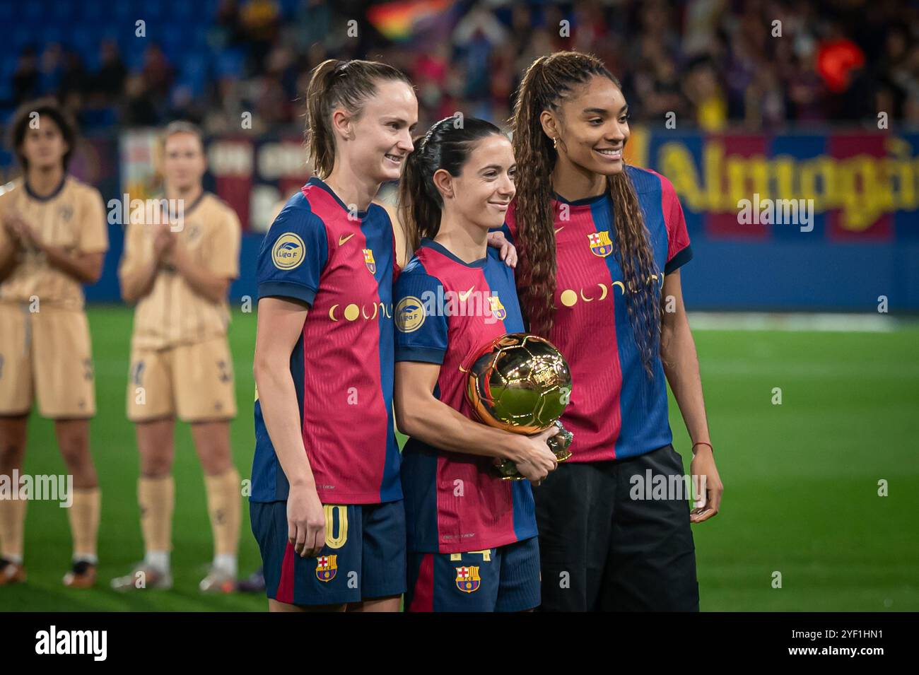 Aitana Bonmati (FC Barcelona) shows her second Ballon d'Or to the fans ...