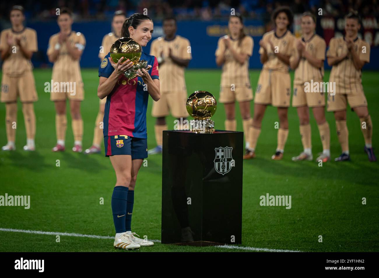 Aitana Bonmati (FC Barcelona) shows her second Ballon d'Or to the fans ...