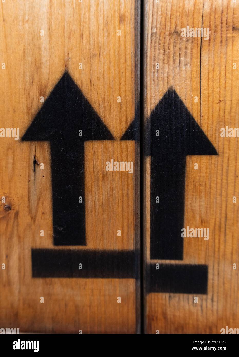 Cardboard box fragile signs hi-res stock photography and images - Alamy