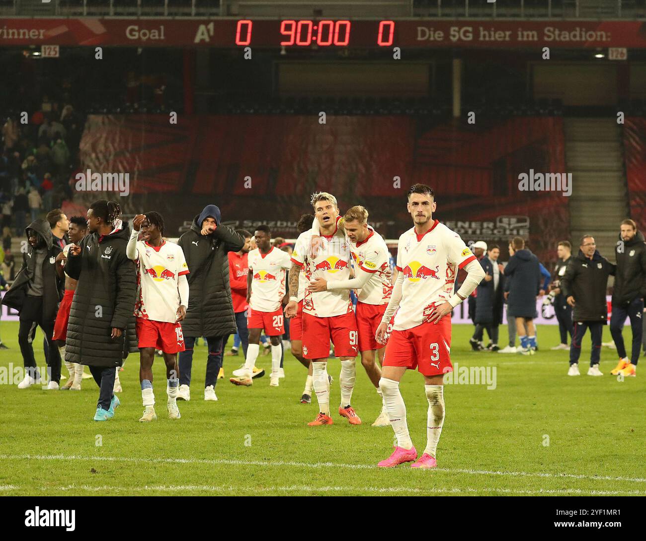ABD0117 20241102 - SALZBURG - ÖSTERREICH: Spieler des RBS nach dem ...