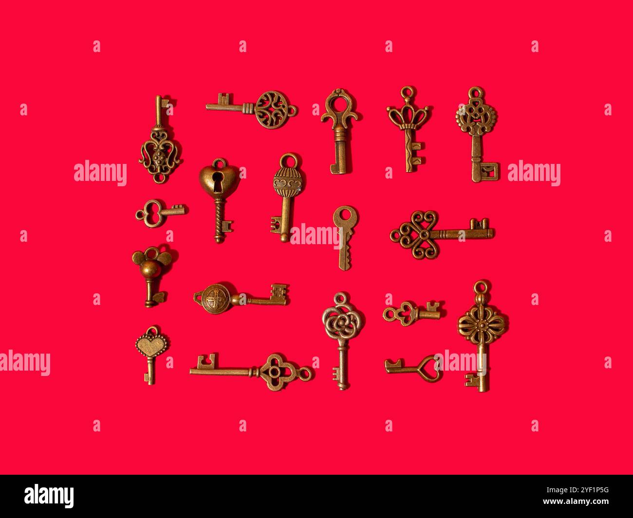 Decorative keys arranged na crvenoj pozadini. Pattern Stock Photo - Alamy