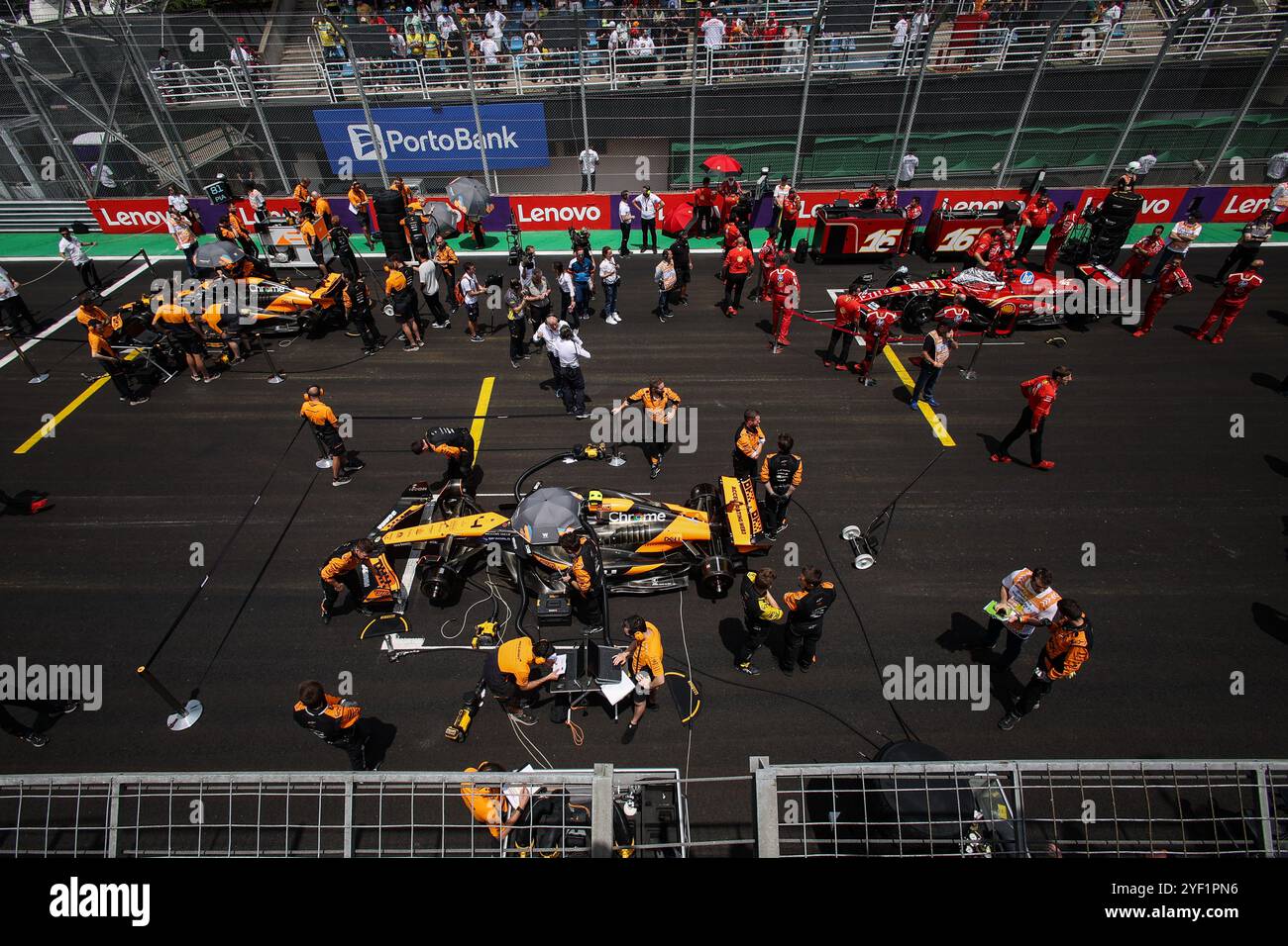 McLaren F1 Team and Scuderia Ferrari mechanic, mecanicien, mechanics ...