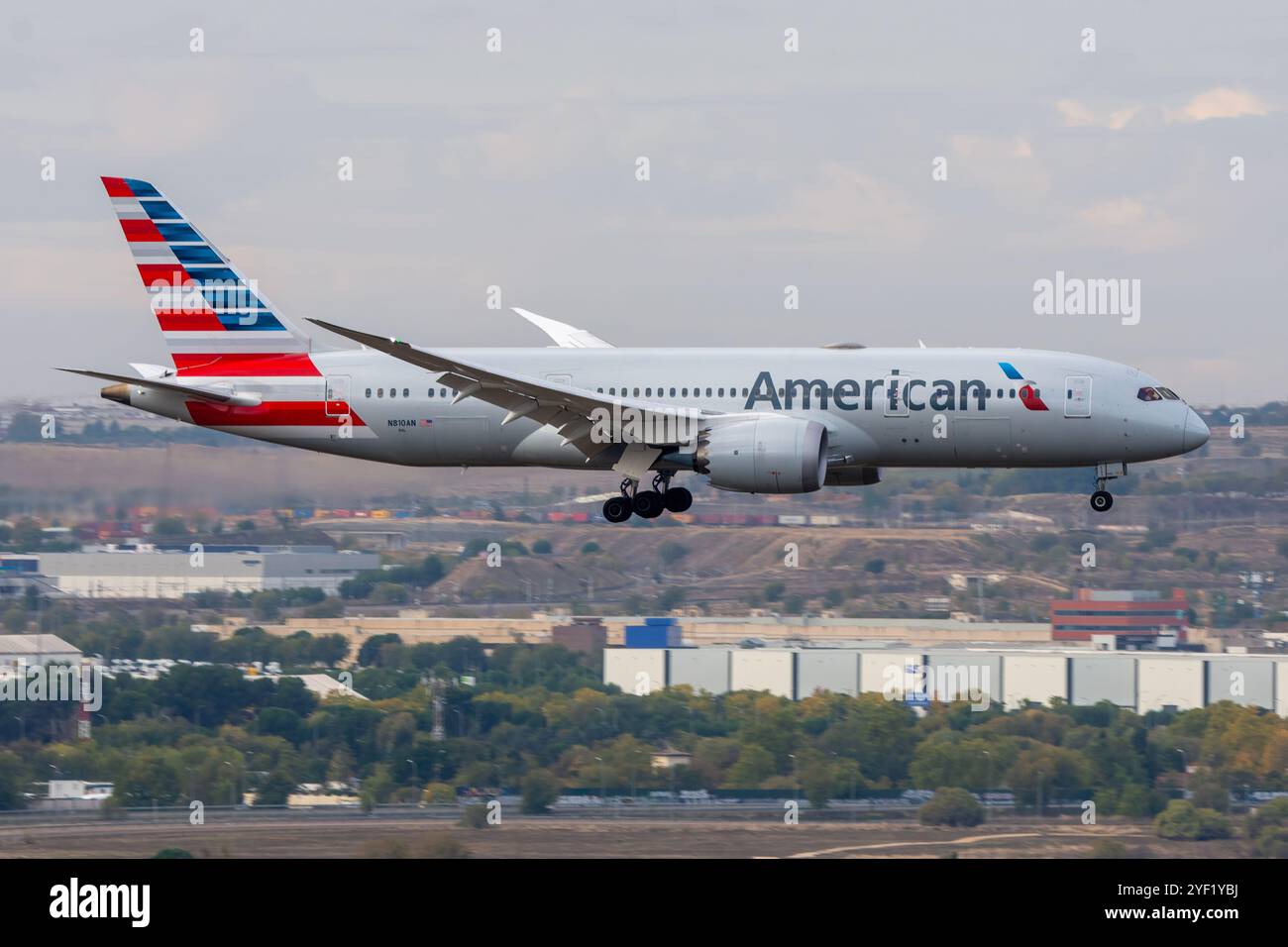 American Airlines Boeing 787 airliner landing Stock Photo - Alamy