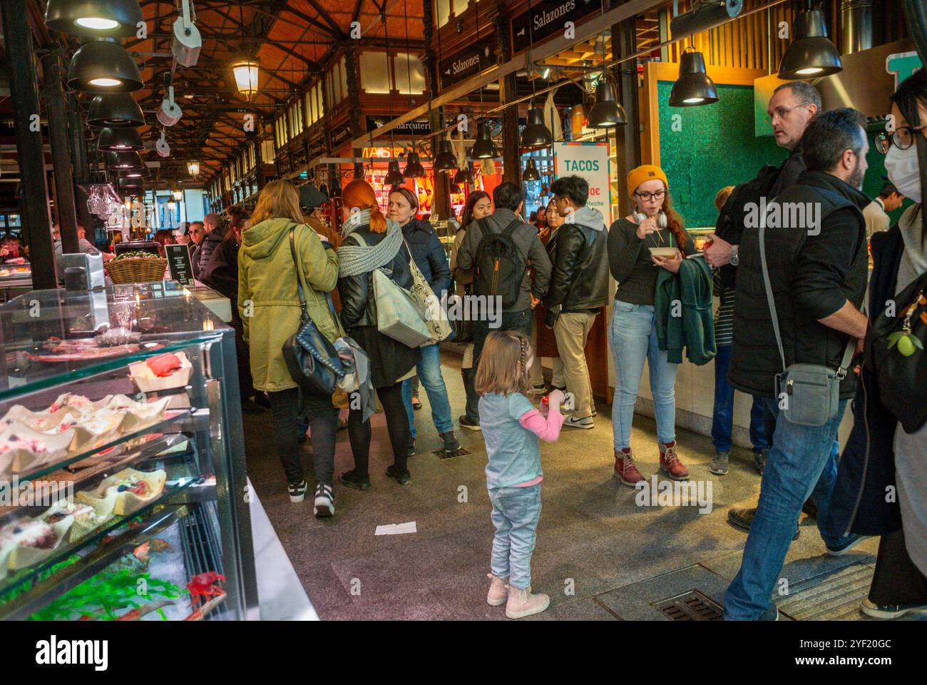 Spain shopping family hi-res stock photography and images - Alamy