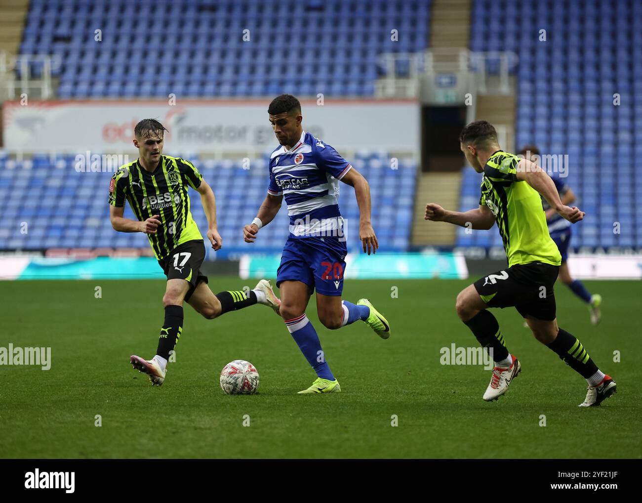 2nd November 2024; Select Car Leasing Stadium, Reading, Berkshire ...