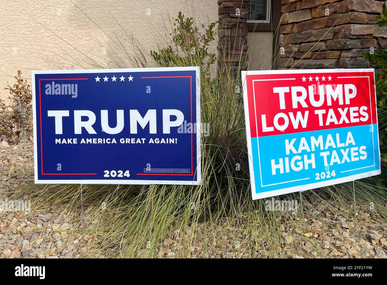Wahlplakate zur US Wahl von Trump. TRUMP MAKE AMERICA GREAT AGAIN TRUMP ...