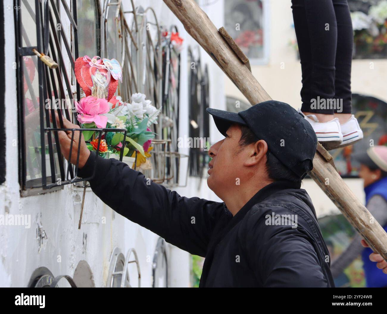 QUUTO DIA DIFUNTOS Quito, Saturday, November 2, 2024 Thousands of ...