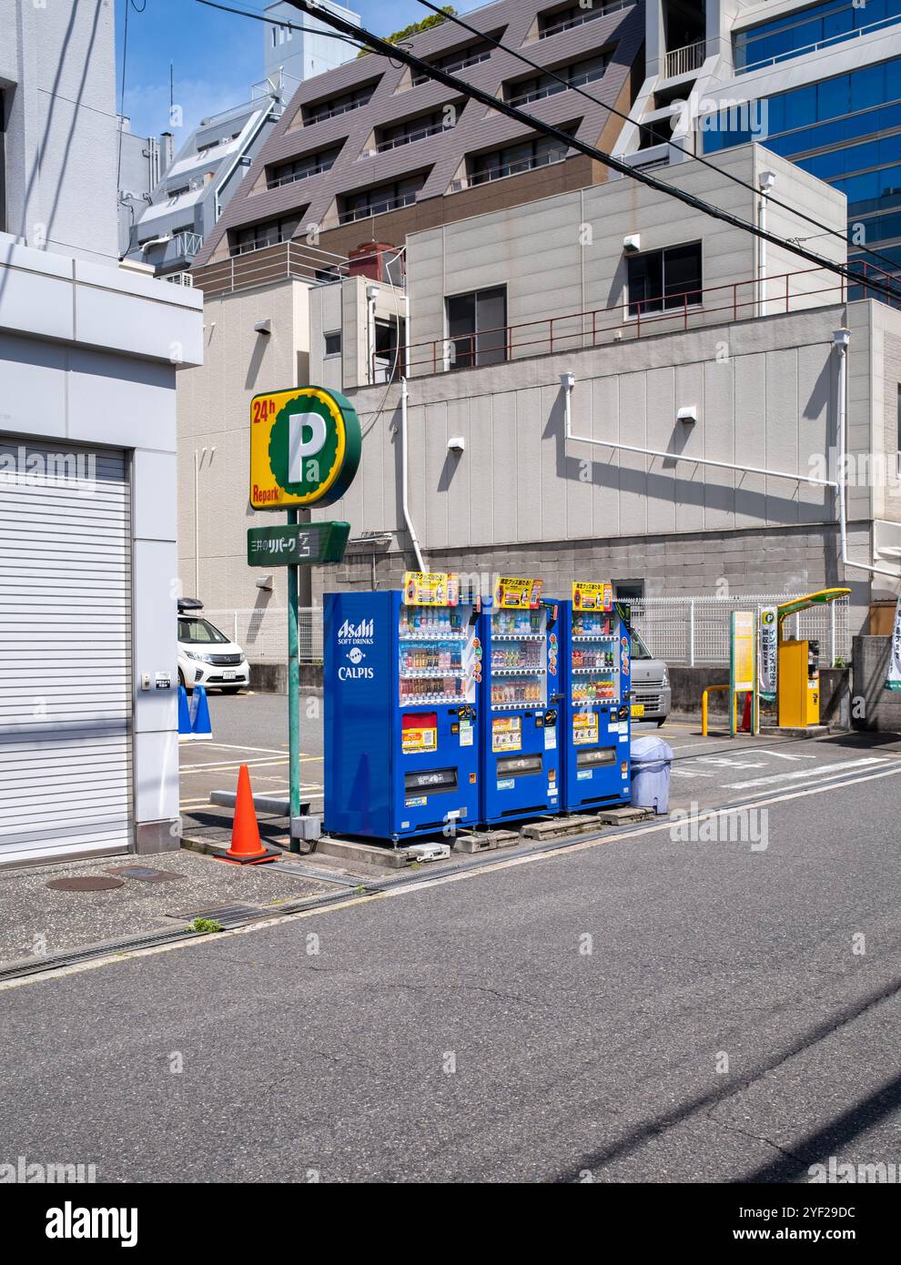 Street Vending Machines in Osaka Japan Stock Photo - Alamy