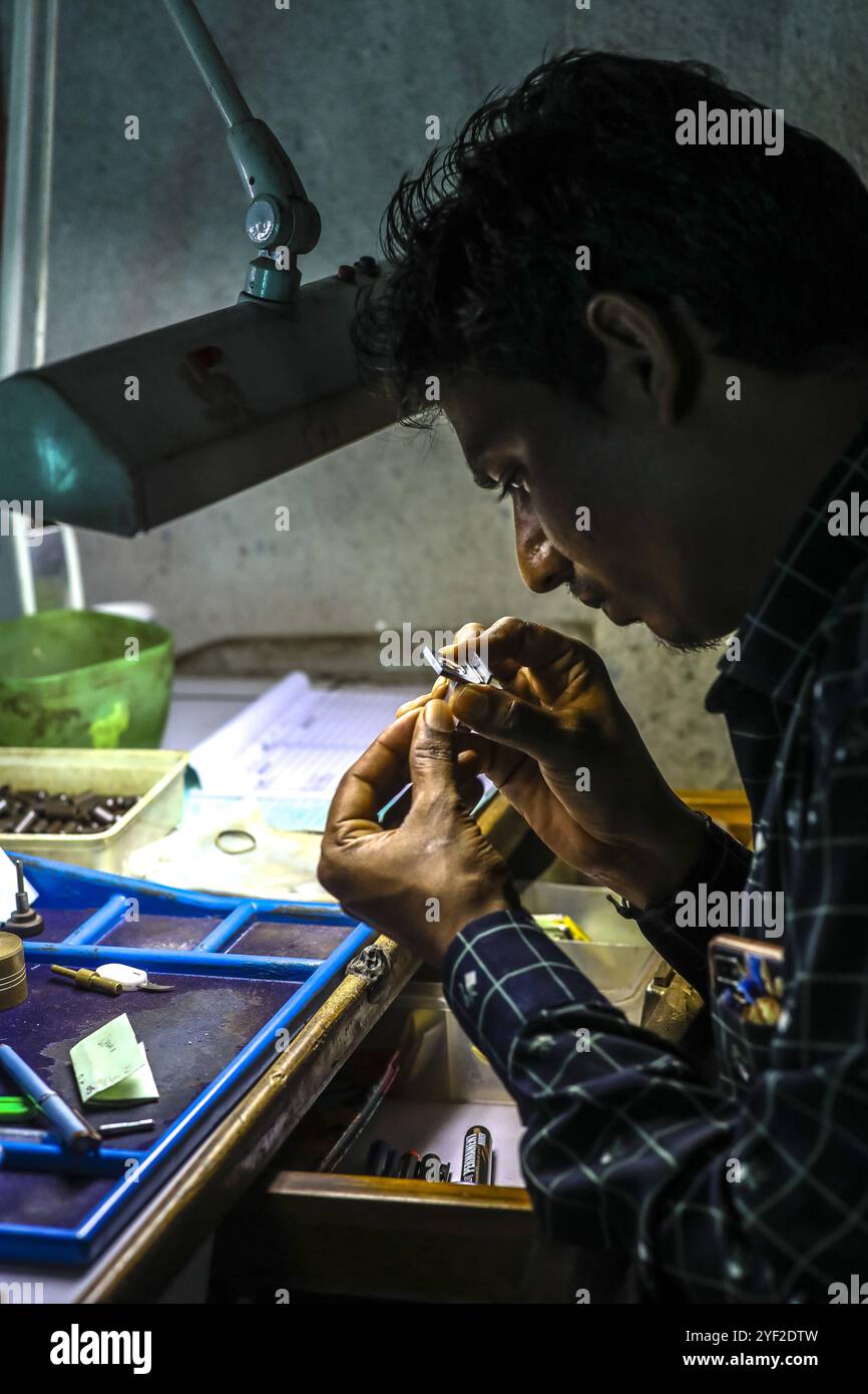 Diamond polishing workshop in a village near Dediapada in Narmada ...