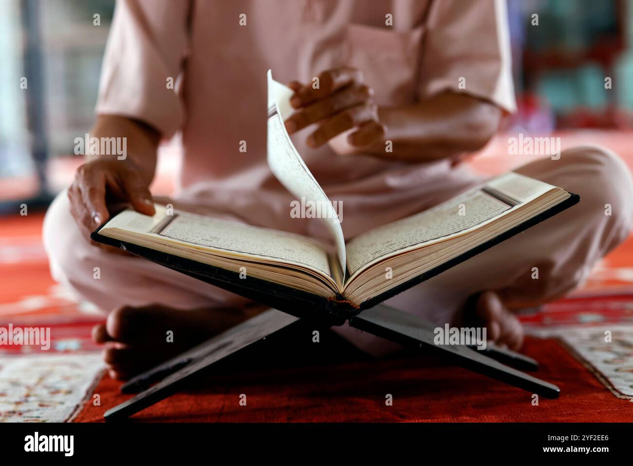 Man reading quran close up hi-res stock photography and images - Alamy