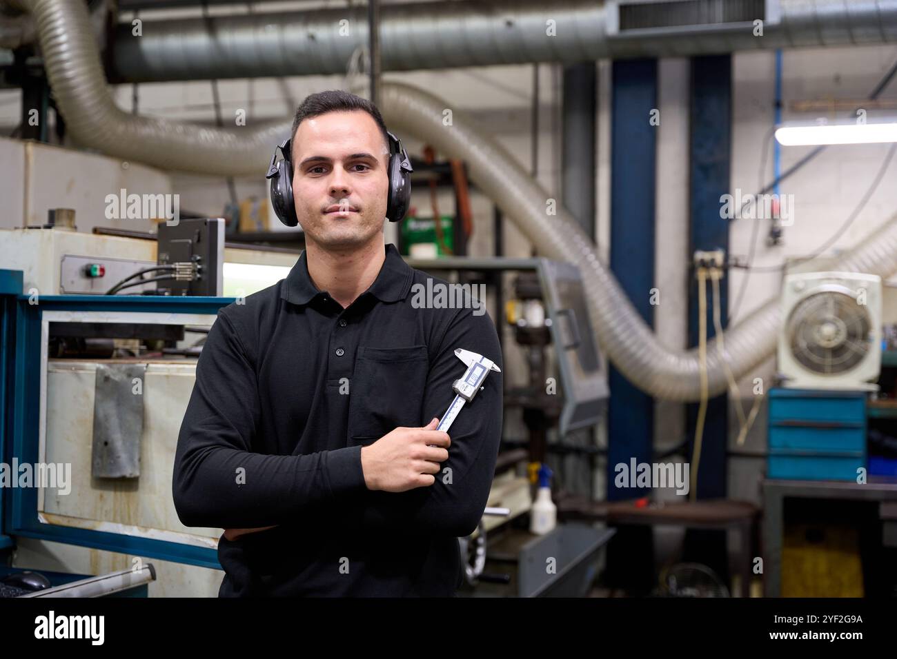 Metalworker welding custom mechanical part in workshop Stock Photo - Alamy
