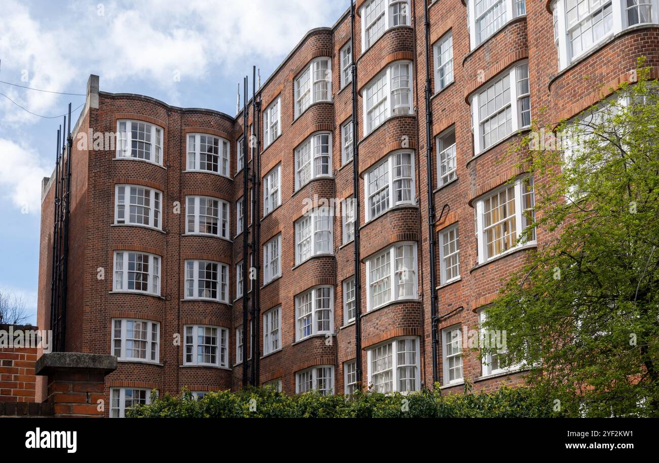 Touristic route on Notting Hill, walking on streets with colourful ...