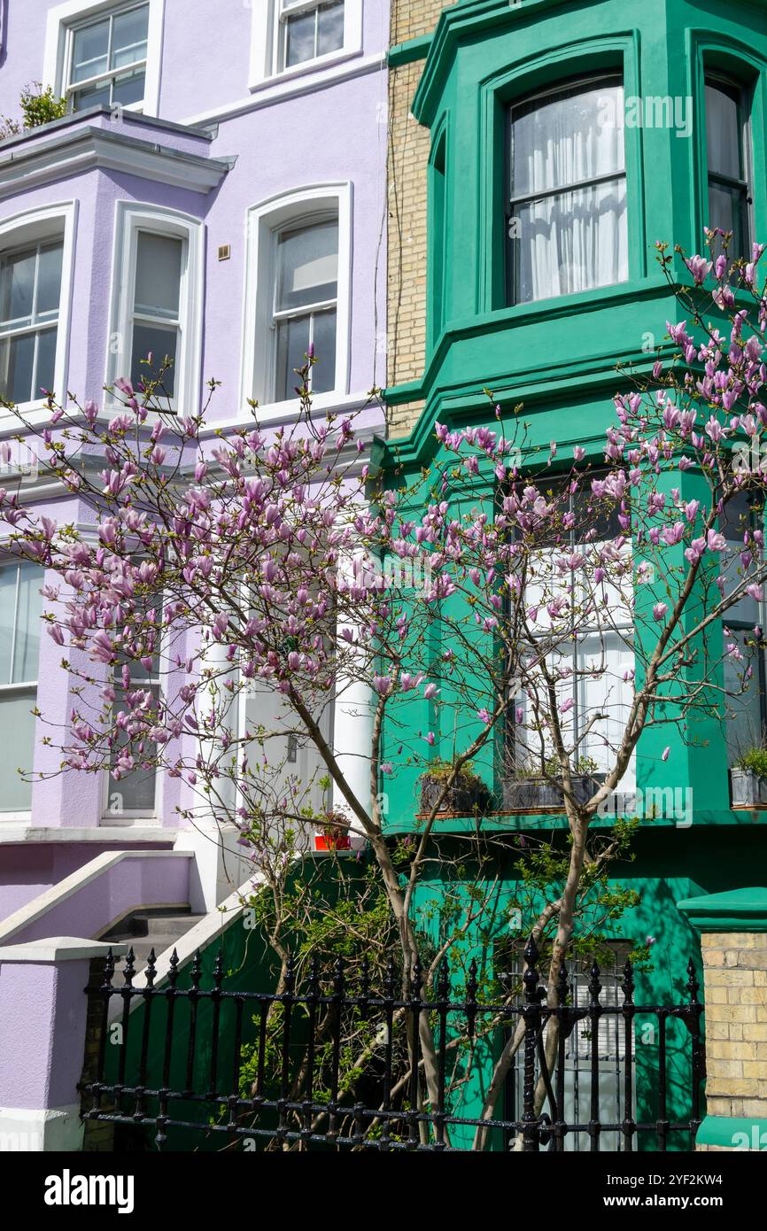 Touristic route on Notting Hill, walking on streets with colourful ...