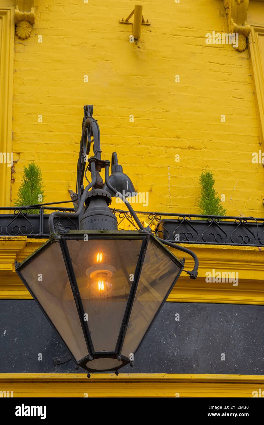 Touristic route on Notting Hill, walking on streets with colourful ...
