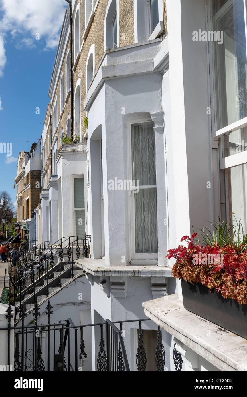 Touristic route on Notting Hill, walking on streets with colourful ...