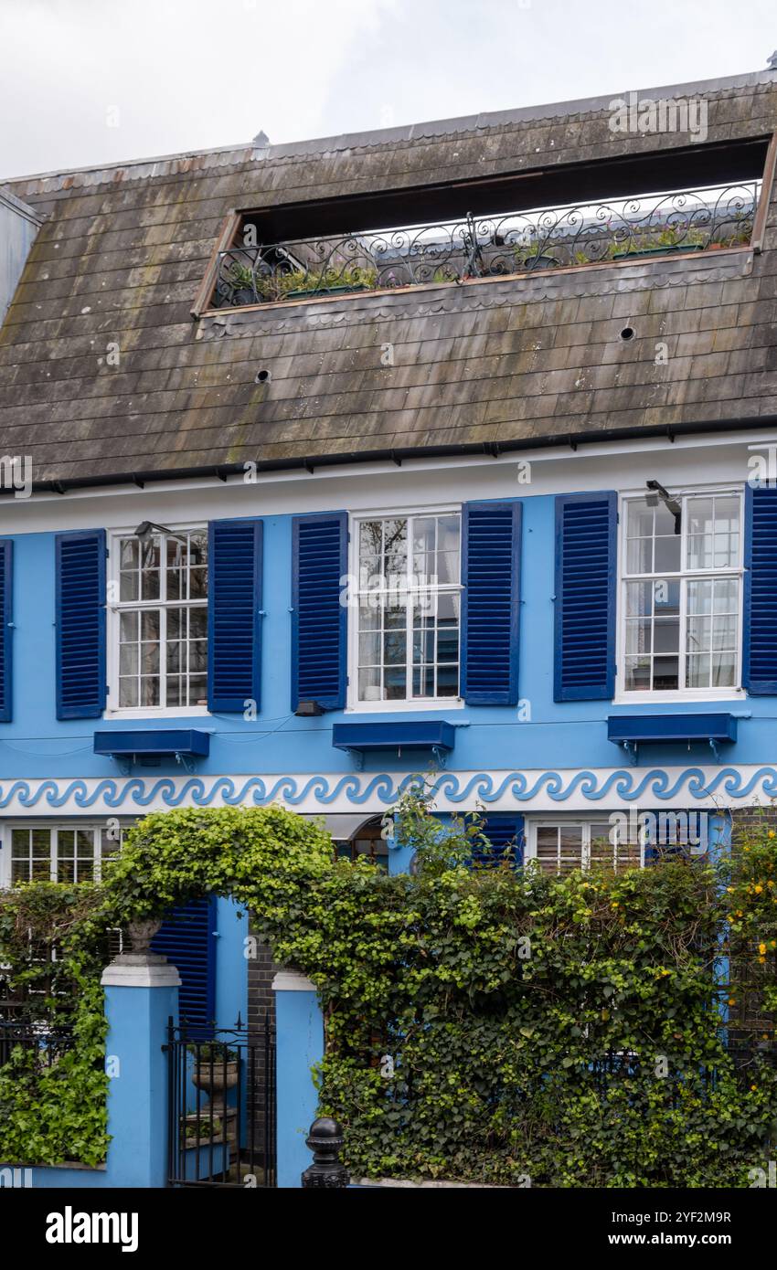 Touristic route on Notting Hill, walking on streets with colourful ...