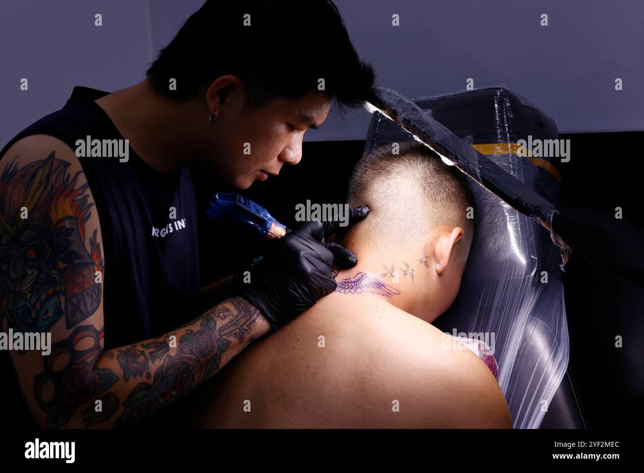 Tattoo am hals hi-res stock photography and images - Alamy