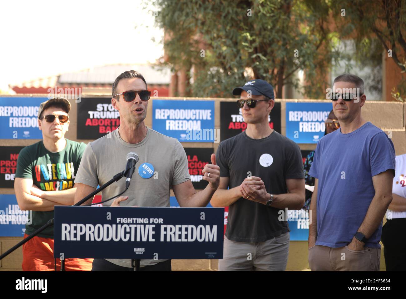Pod save america hi-res stock photography and images - Alamy