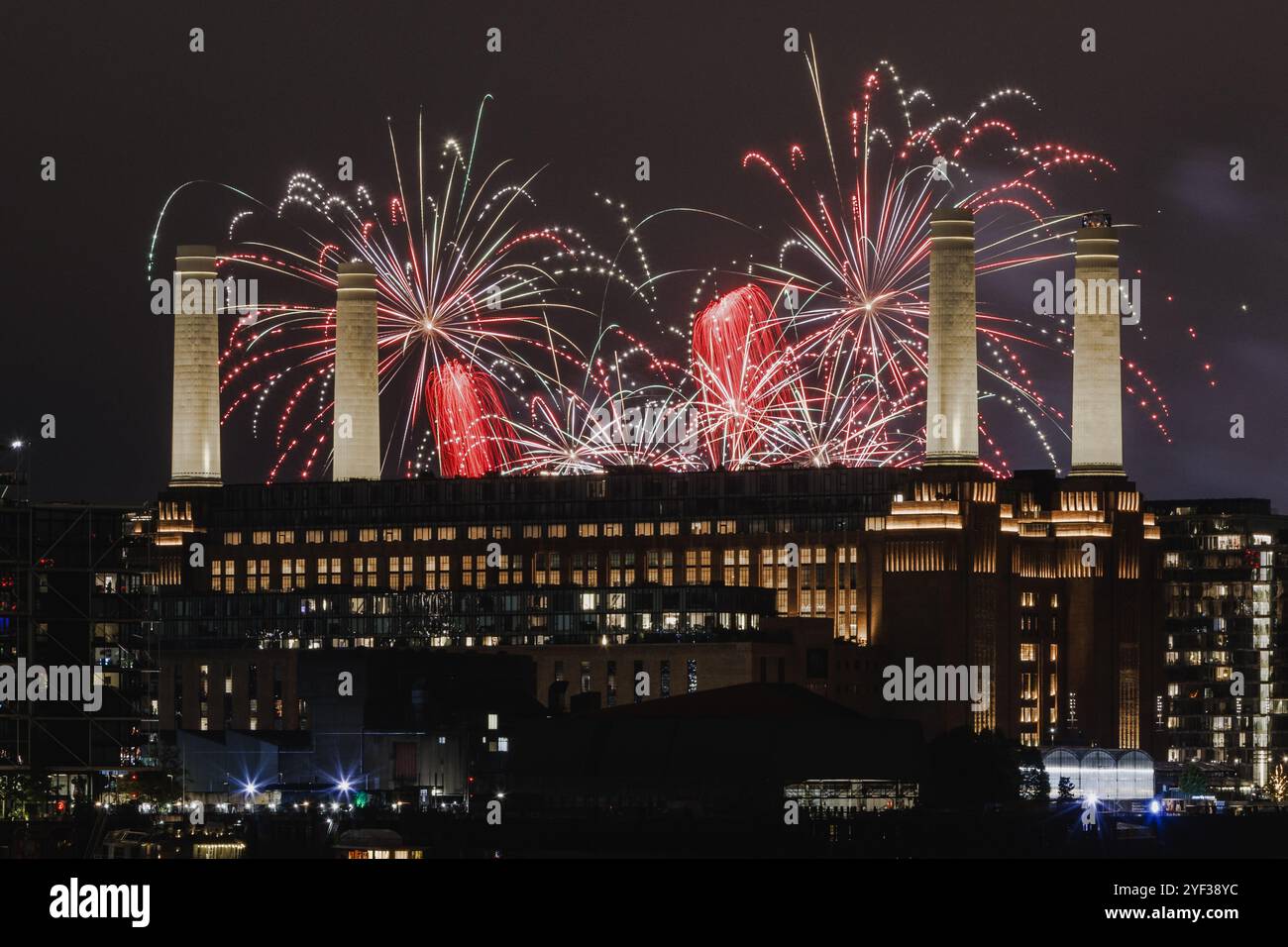 Beautiful display of fireworks over Battersea Power Station Stock Photo ...