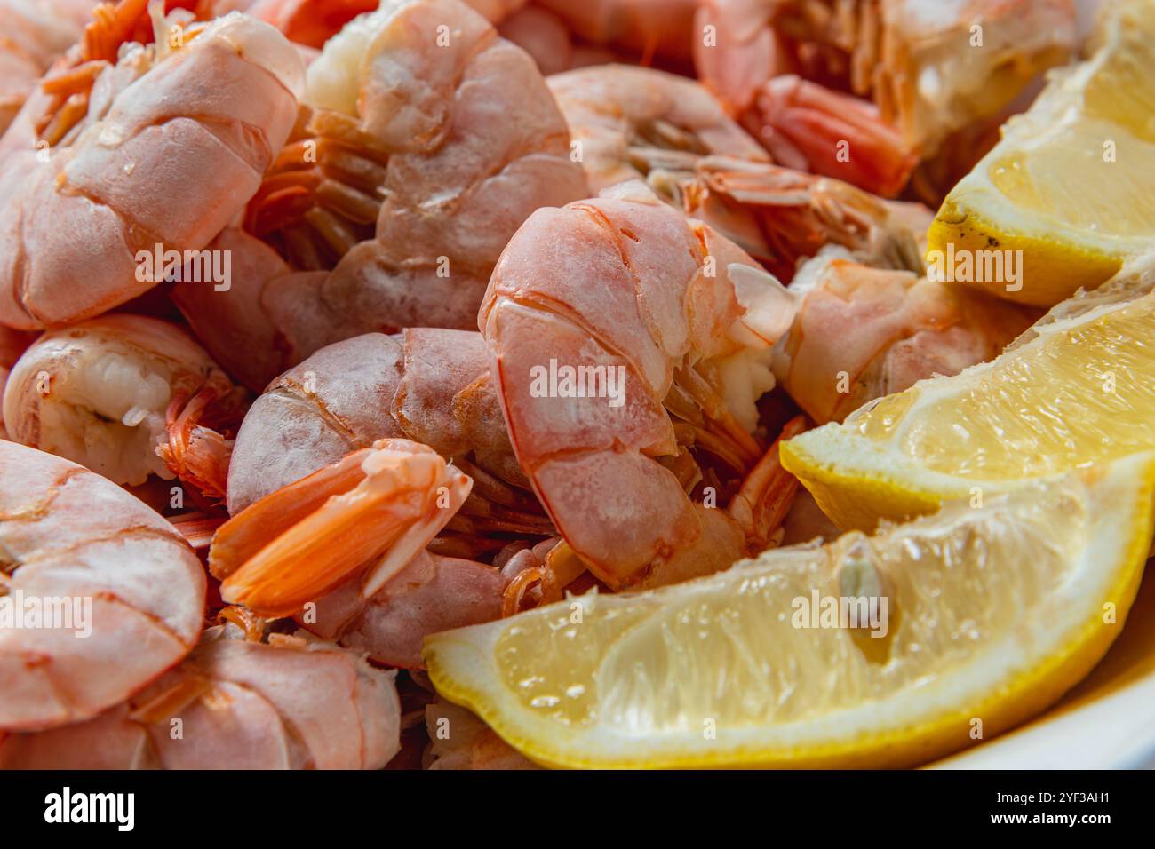 Boiled king prawns in a deep bowl with lemon Stock Photo - Alamy