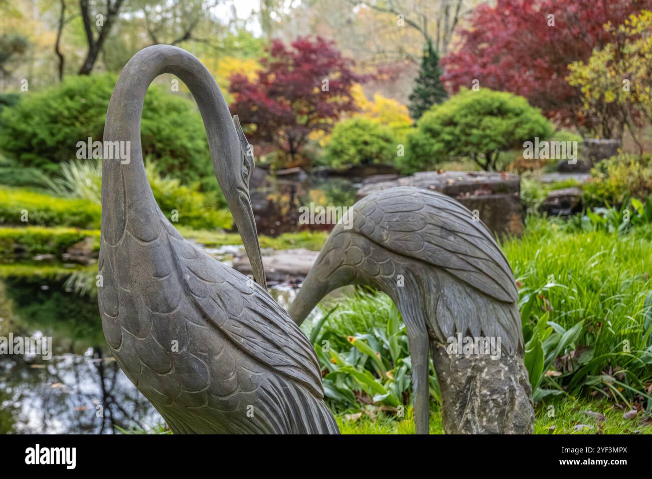 Heron sculpture japanese garden hi-res stock photography and images - Alamy