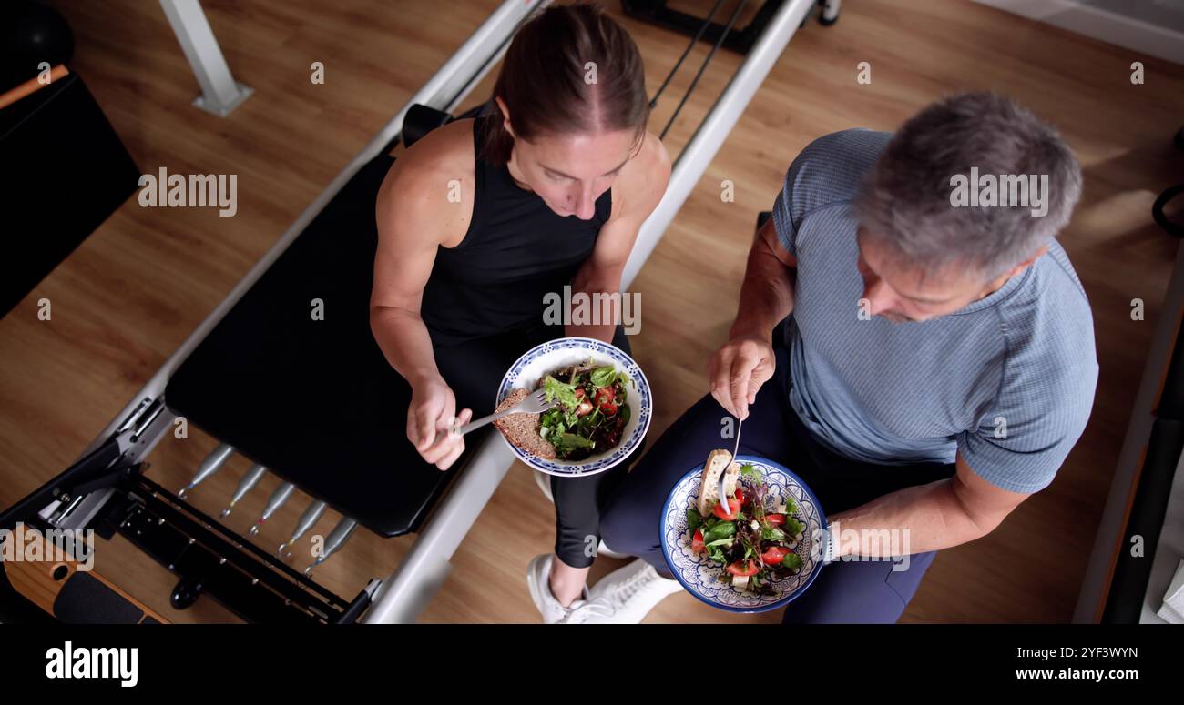 Eating Healthy Food Salad In Gym. Fit Athlete Couple Stock Photo - Alamy
