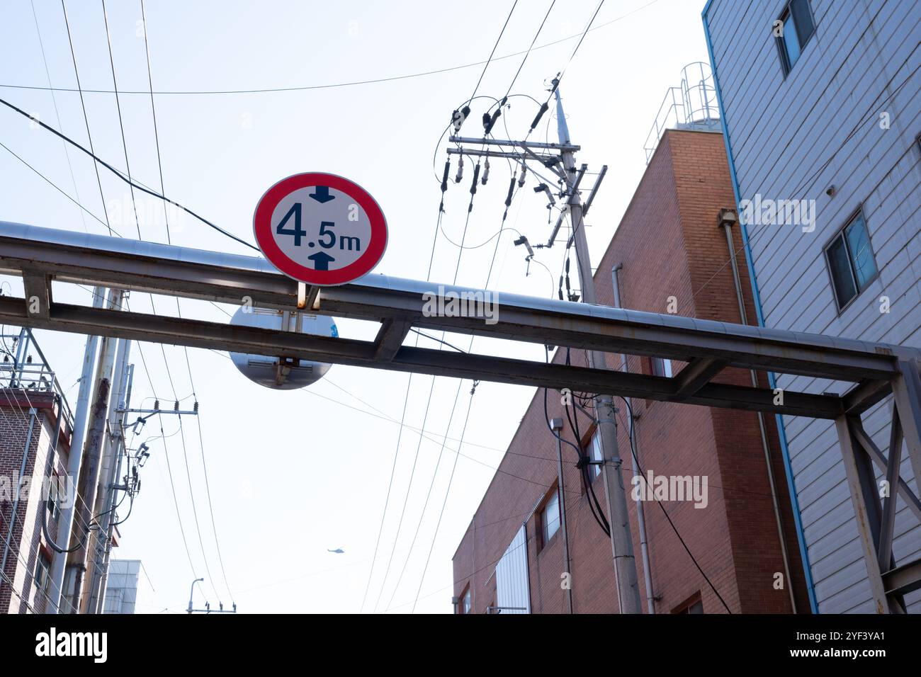 Road signs showing speed hi-res stock photography and images - Alamy