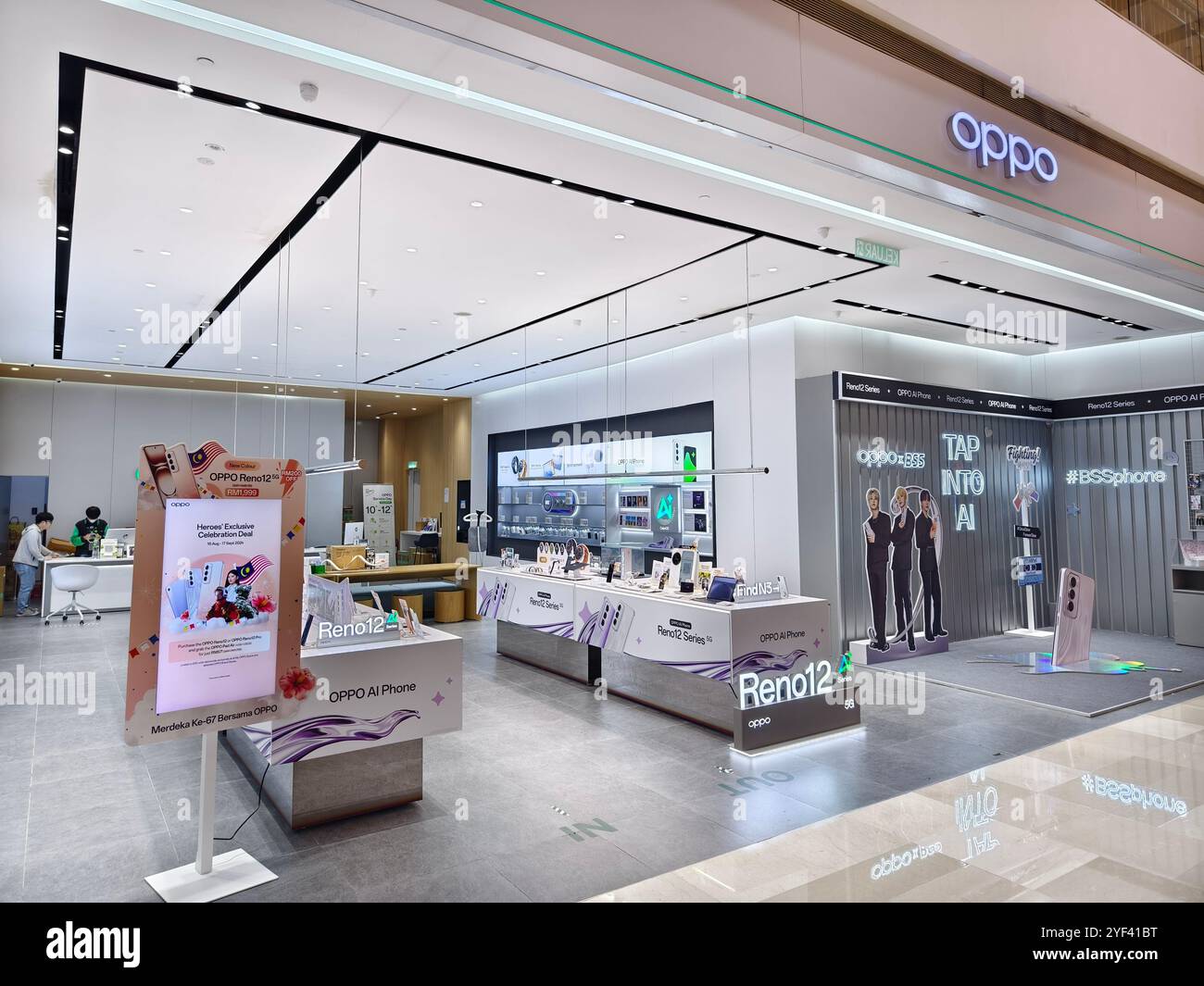Oppo store hi-res stock photography and images - Alamy