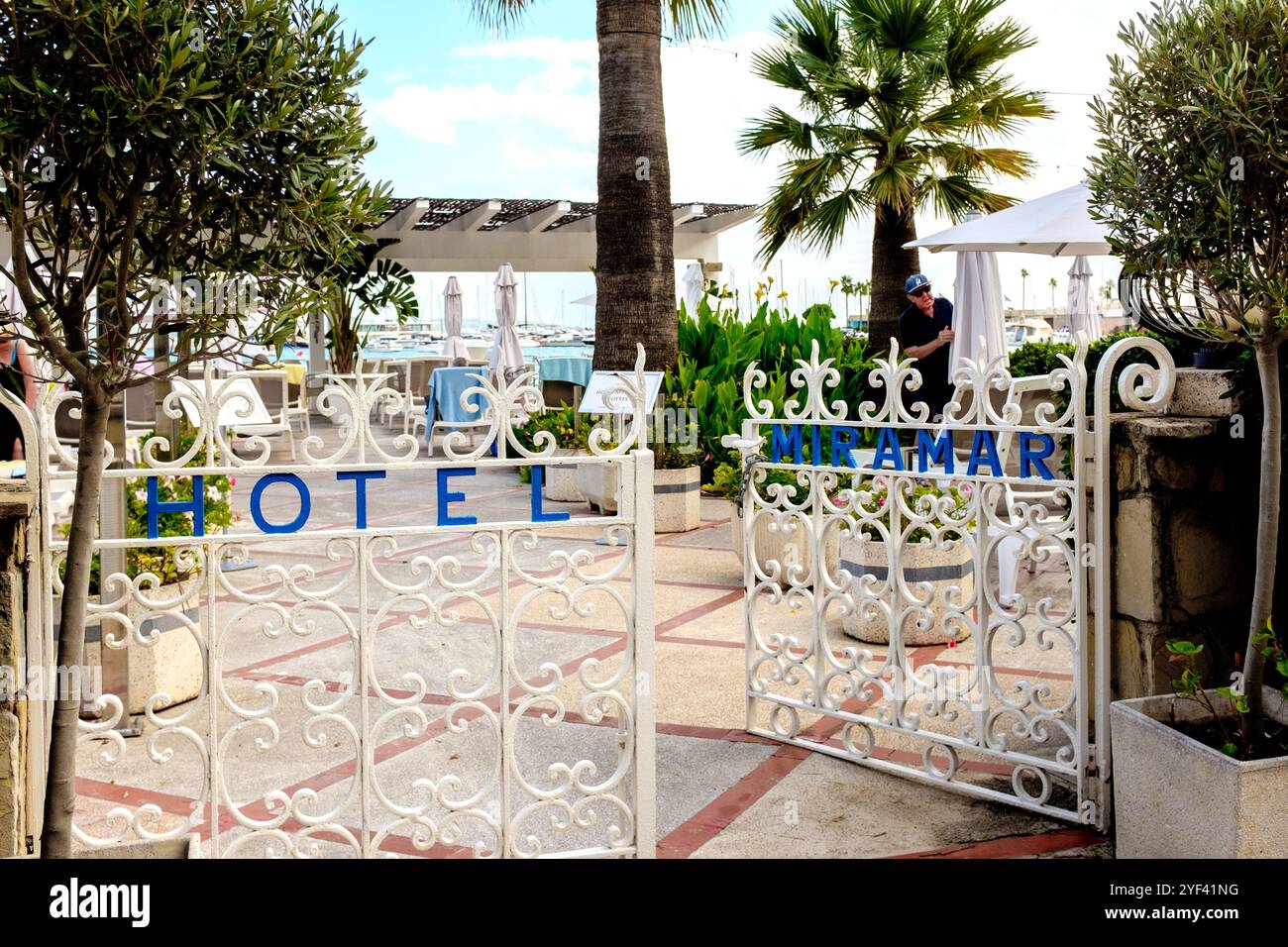Vintage hotel gates hi-res stock photography and images - Alamy