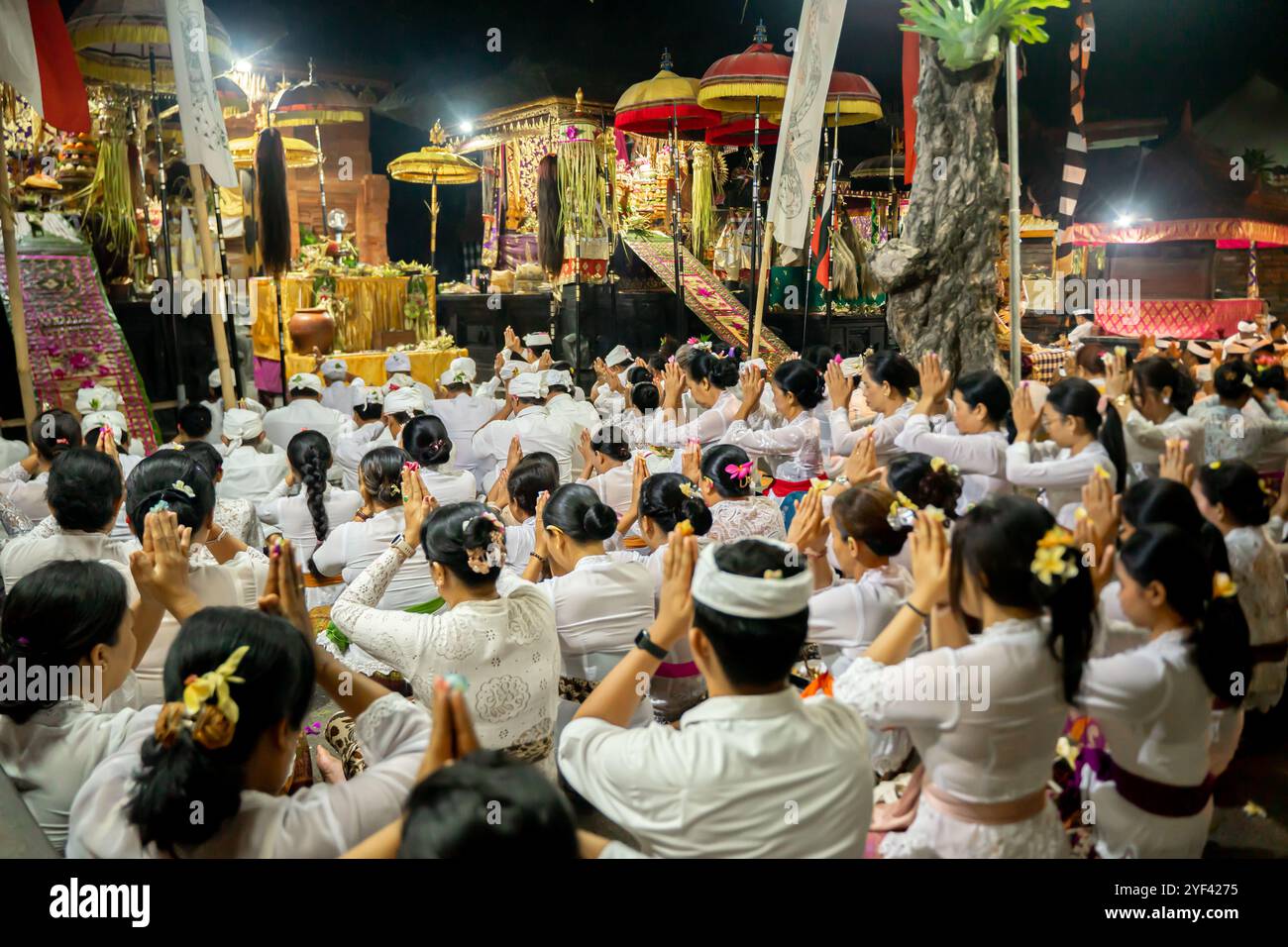 Group of Balinese women praying at Kuningan ceremony, Pura Gunung Sari ...