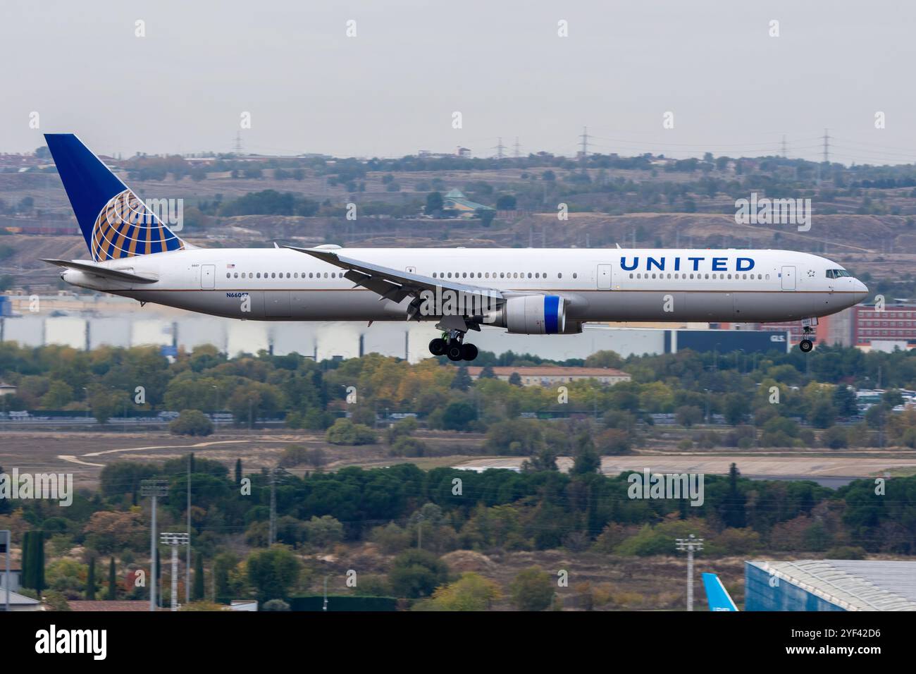 Madrid Barajas Airport. United Airlines Boeing 767 airliner landing ...