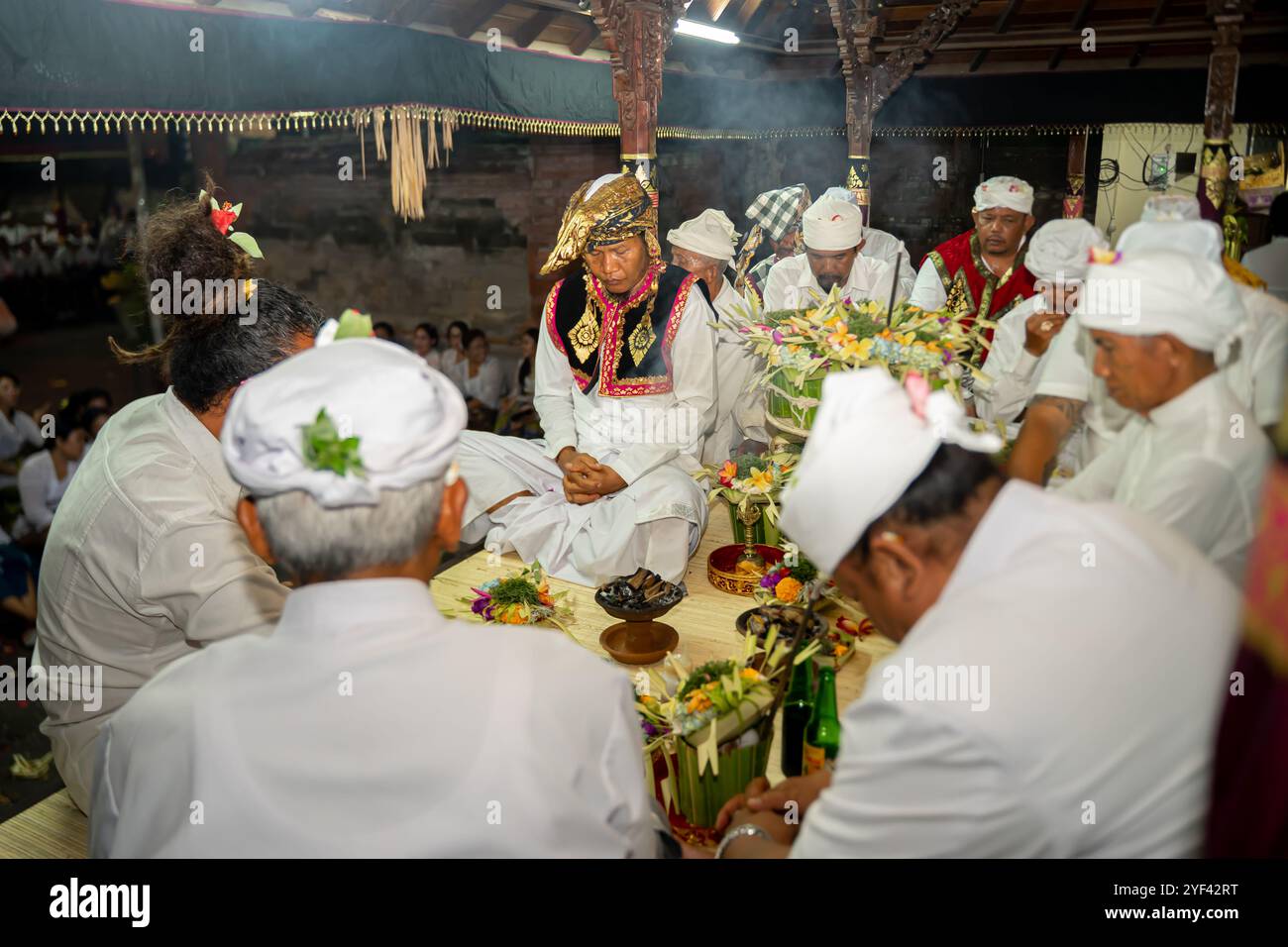 Men priests call ancestral spirits to enter their bodies during Ngurek ...