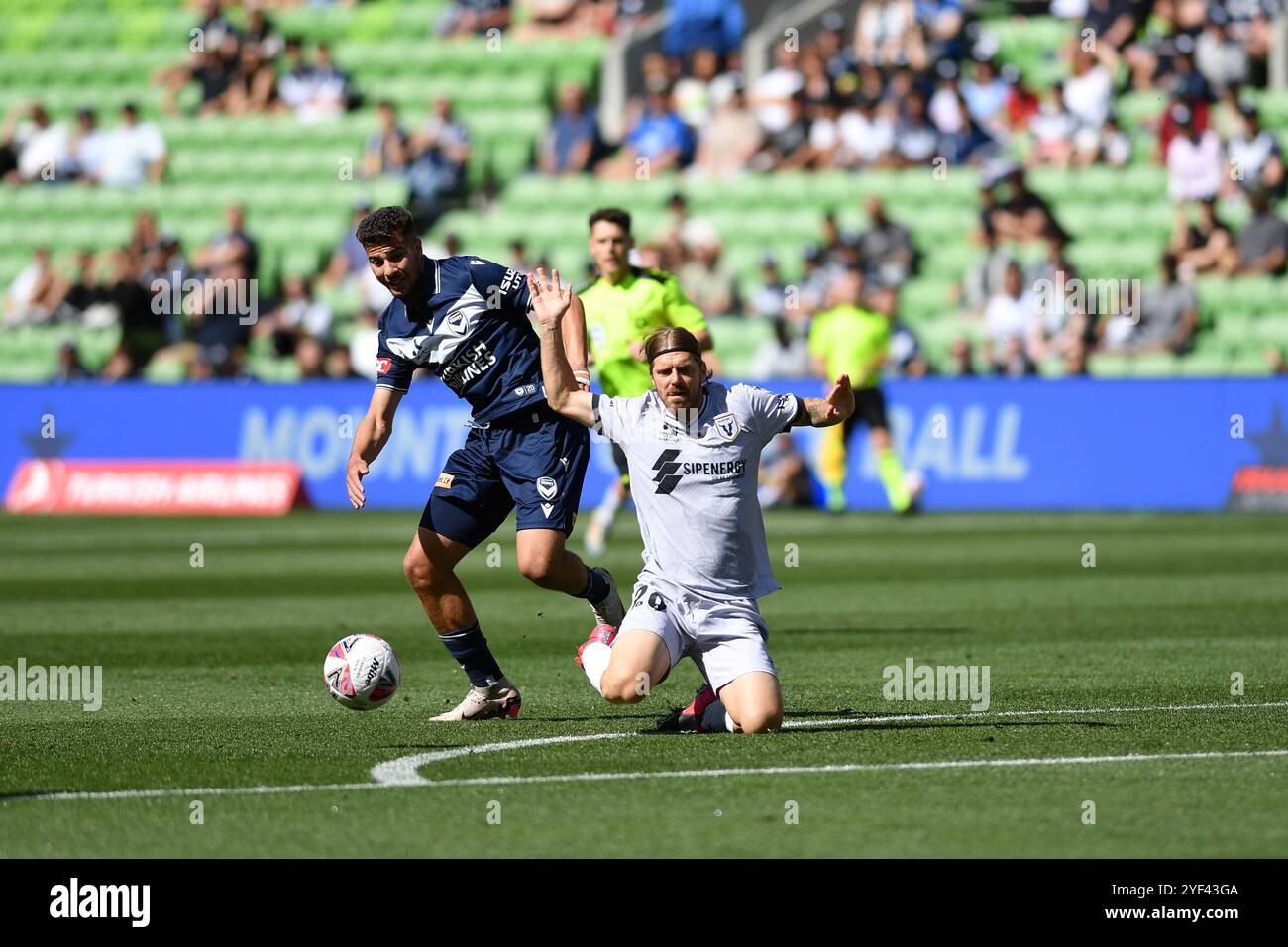 Australian soccer player luke brattan hi-res stock photography and ...