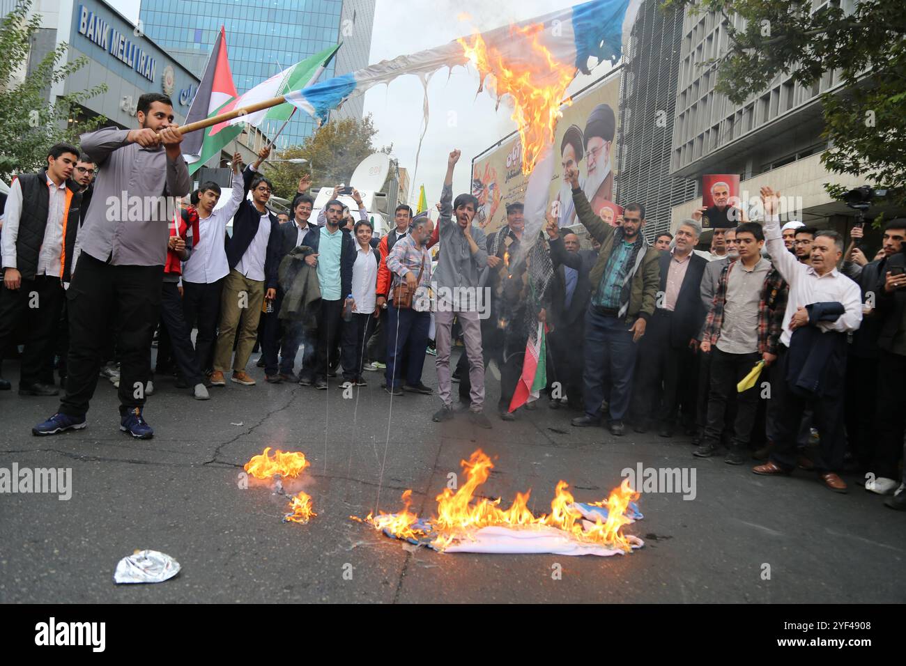 Iranians burning flag 1979 hi-res stock photography and images - Alamy