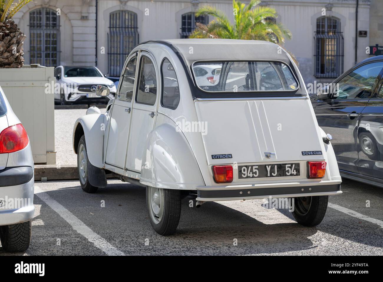 White citroen 2cv car france hi-res stock photography and images - Alamy